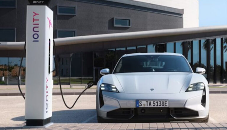 ポルシェ タイカンの価格と充電方法を徹底解説：自宅充電から公共充電まで！